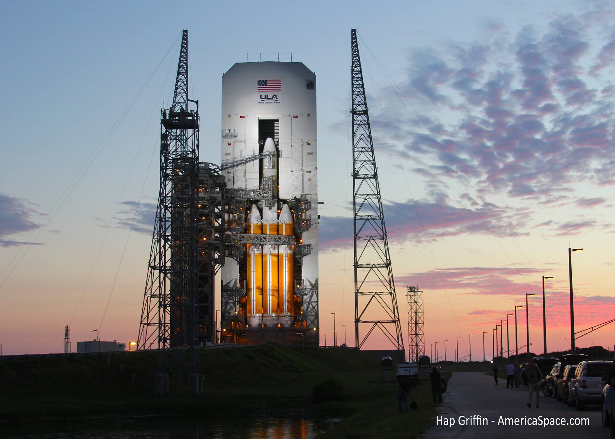Spectacular Delta-IV Heavy Lofts Secret NRO 37 Eavesdropper - AmericaSpace