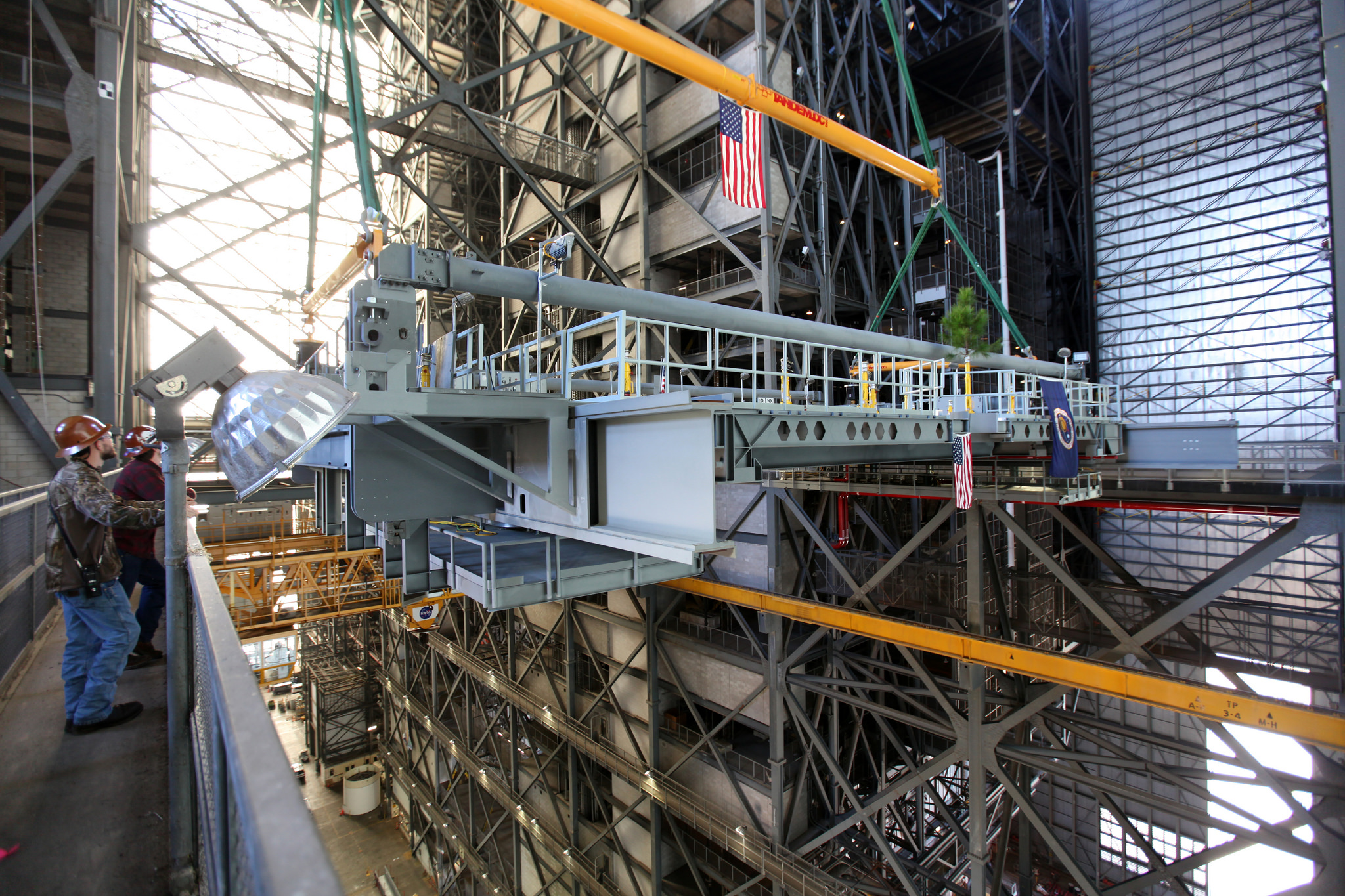 PHOTOS: Final SLS Work Platform Installed in KSC’s Vehicle Assembly ...