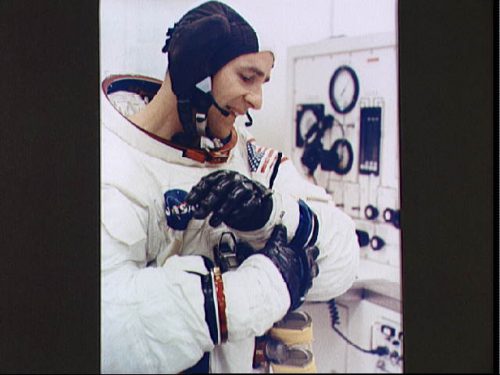 Moonwalker, Skylab Commander and Lunar Artist Alan Bean Dies, Aged 86 ...